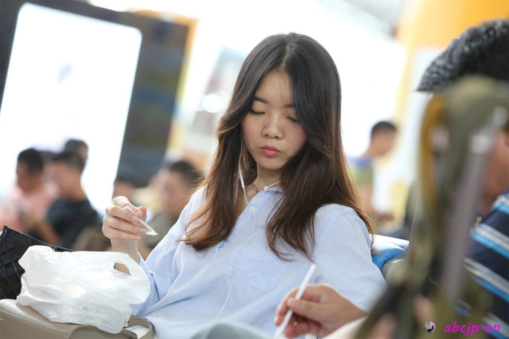 (高跟鞋)好漂亮的青春潮女啊,她的高跟玉足保养真好且脚趾性感,脚型好!65张 – abcjp原创