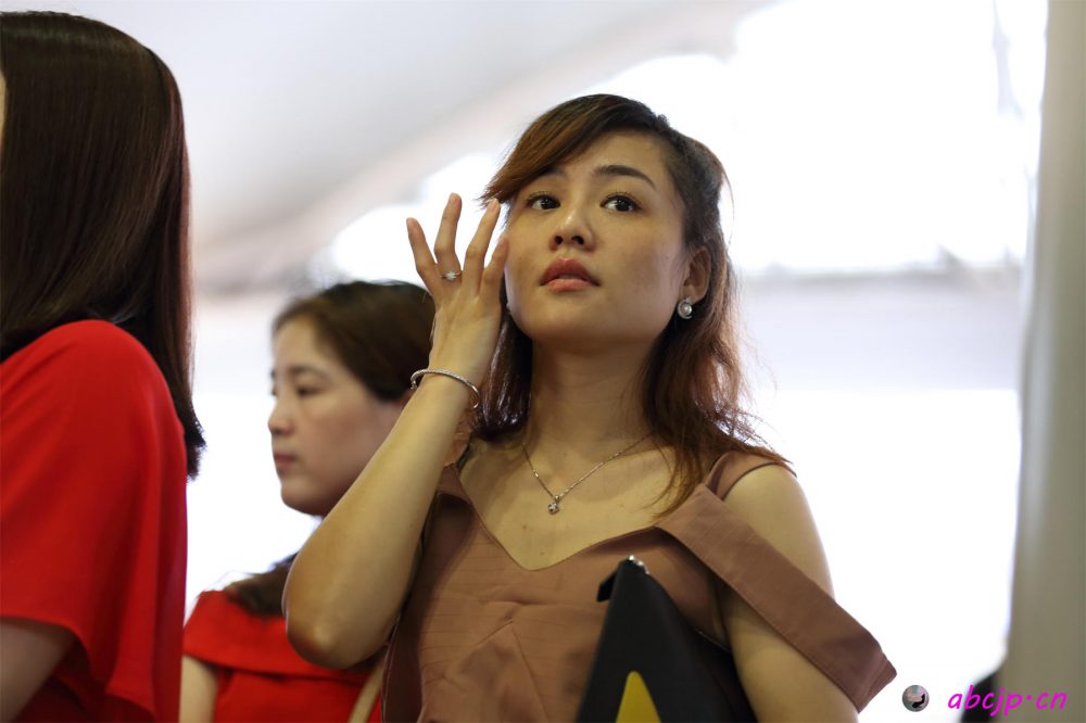 (高跟鞋)好漂亮的时尚年轻美女啊，性感的黄色一字带镶珠高跟玉足看得我好爽啊！76张 – abcjp原创