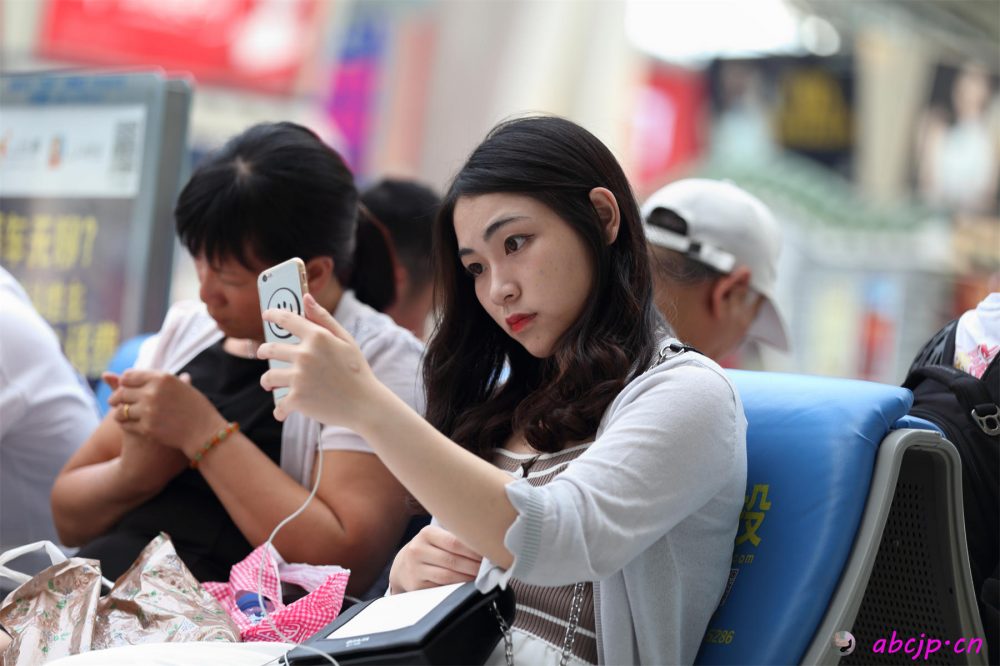 (高跟鞋)艳丽的她那双白里透红的高跟玉足，高跟几乎全露性感脚面！90张 – abcjp原创