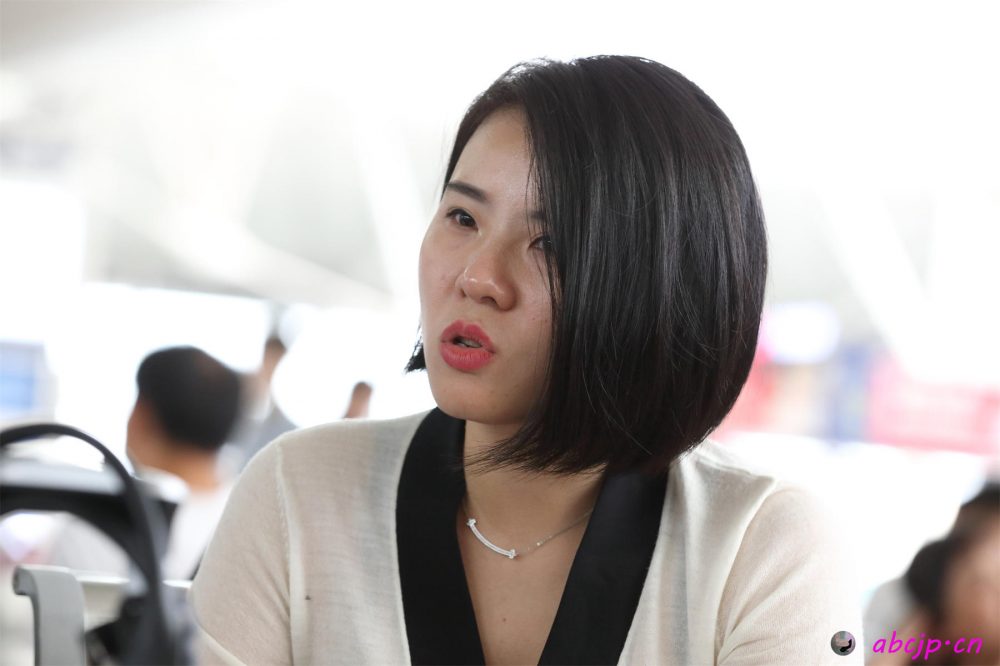 (丝袜高跟)短发干练的女公子她那双超薄丝袜高跟好诱惑啊,还半脱撬鞋!39张 – abcjp原创