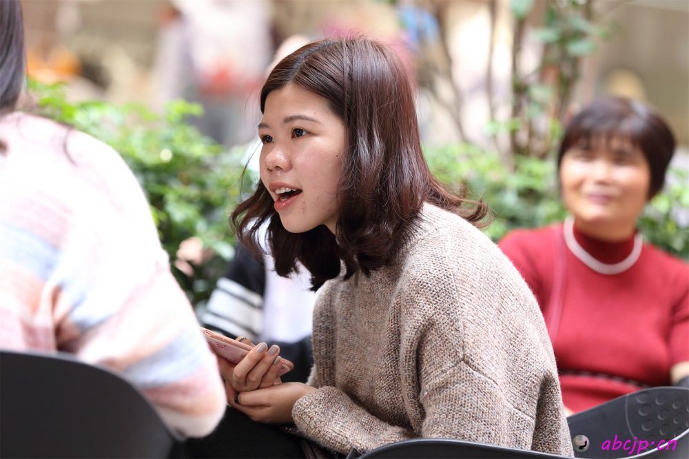 (平底鞋)年轻姑娘脱掉包脚平底露湿润美脚在玩鞋，看得我好兴奋！91张 – abcjp原创