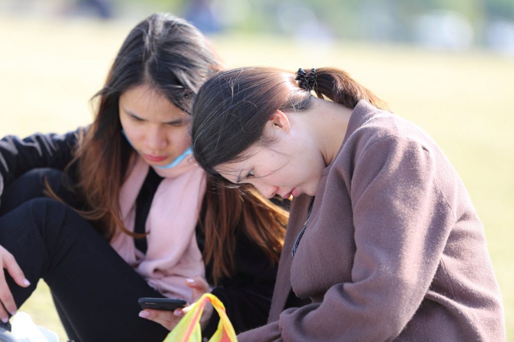 (袜子)好漂亮的两位青春美女啊,她们脱掉鞋以后一位露袜子另一位裸足!44张 – abcjp原创