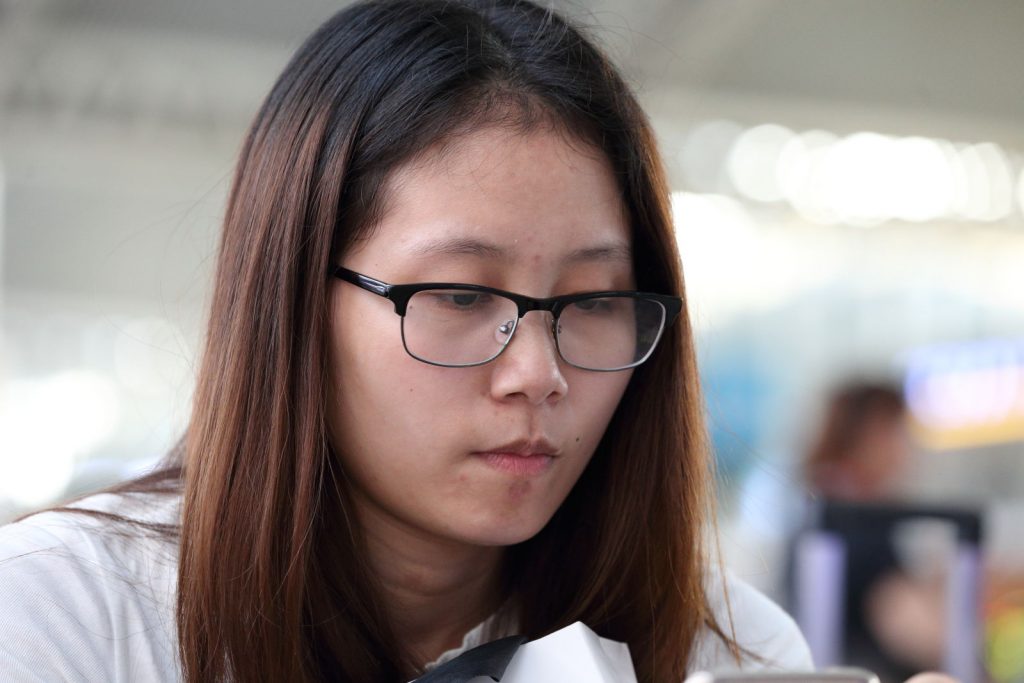 (平底鞋)年轻的眼镜姑娘在做出各种玩鞋动作，脚丫好粉嫩啊！60张 – abcjp原创