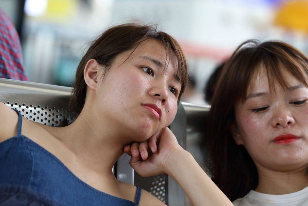 (裸足)三位年轻姑娘，一位脱掉鞋秀有脚气美脚，另两位脚趾好性感！123张 – abcjp原创