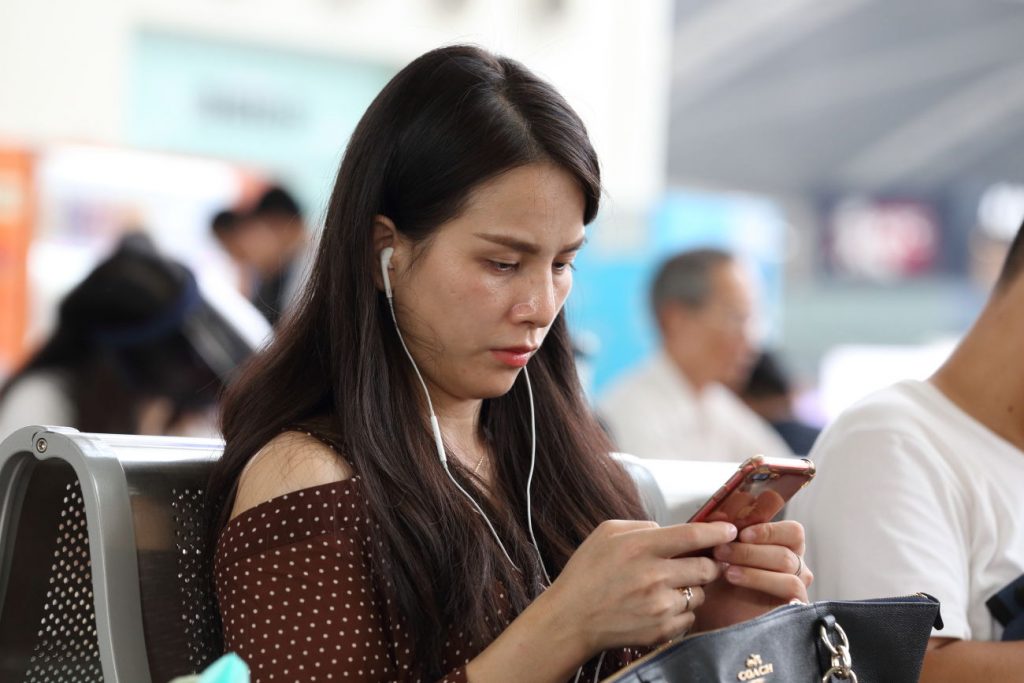 (裸足)长发气质丽人脱掉包脚平底鞋露出原味的玉趾美脚！69张 – abcjp原创