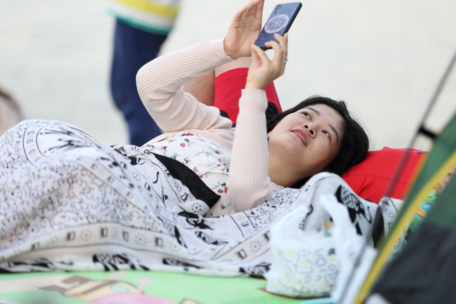 (丝袜)裙装休闲的少妇脱鞋露超薄性感长款原味肉丝,破洞丝袜露原味脚趾!43张 – abcjp原创