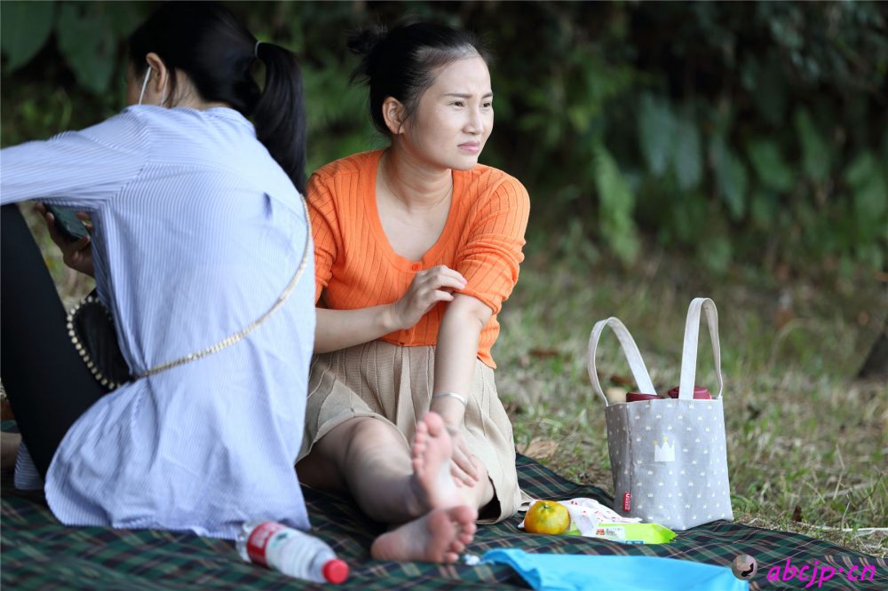 (裸足)橘色上衣的女郎脱包脚平底大秀性感美脚底,脚底超性感啊!29张 – abcjp原创