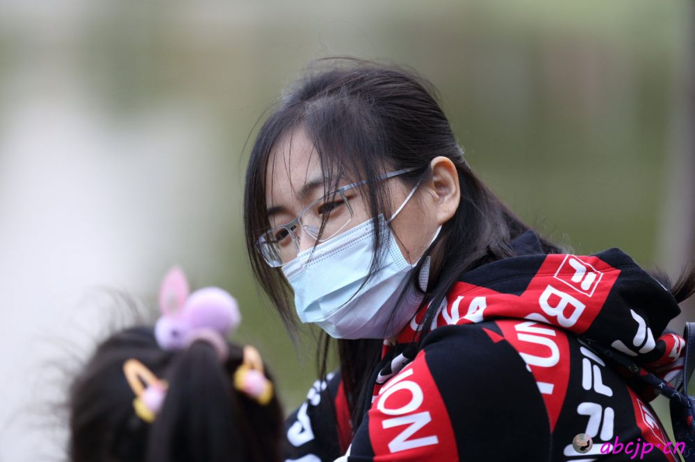 (丝袜)眼镜美女脱掉粉红色运动鞋露出超薄性感的短丝足,太原味美极了!65张 – abcjp原创