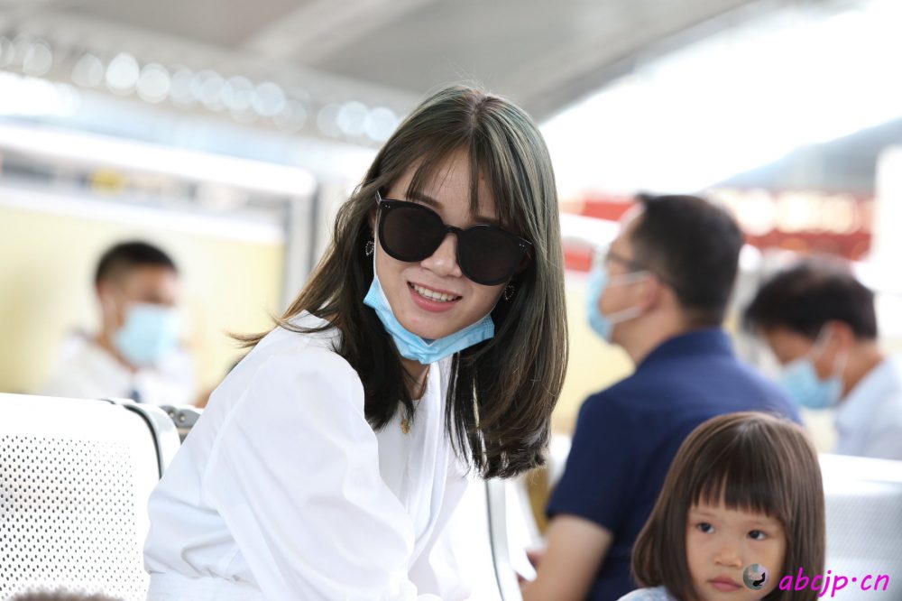 (高跟鞋)年轻超美时尚的土豪美女,脚丫骨感霸气,脚趾修长!25张 – abcjp原创