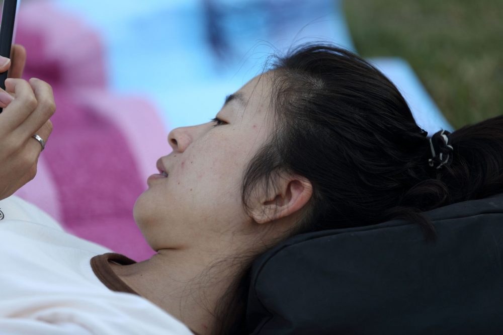 (裸足)素雅装休闲少妇脱掉了黑色运动鞋和袜子露原味性感的玉足，躺姿翘二郎腿秀脚丫！34张 – abcjp原创