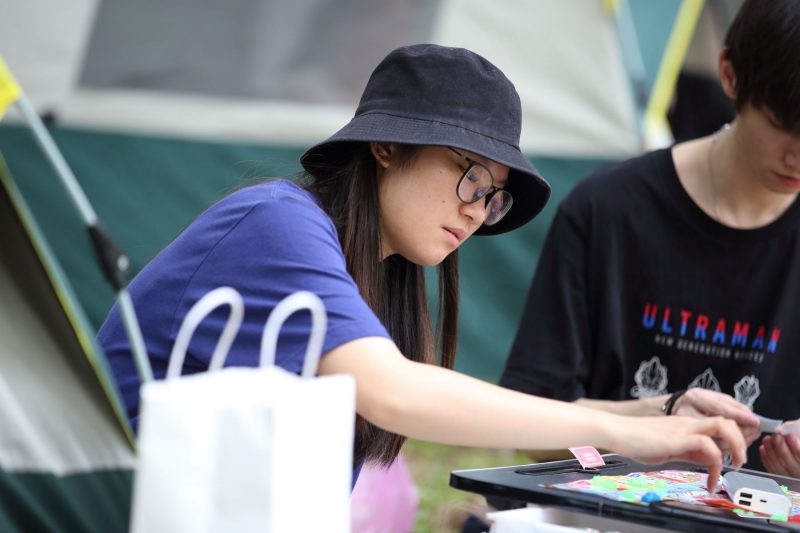 (裸足)带帽眼镜清纯女大学生脱鞋露超性感玉足，脚底美到翻天地覆了！40张 – abcjp原创