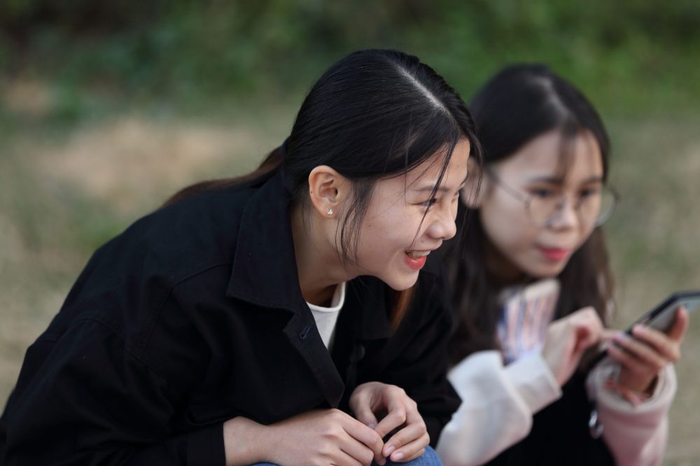 (裸足&袜子)三位年轻美女大学生,其一位脚丫有脚气,另一双柔软纤薄!118张 – abcjp原创