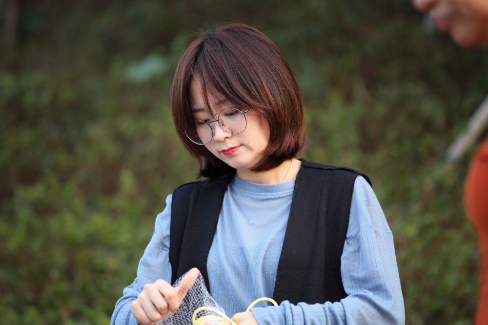 (裸足)两位眼镜姑娘脱鞋袜露绝命勾魂美脚，性感脚底好看得不要不要！109张 – abcjp原创