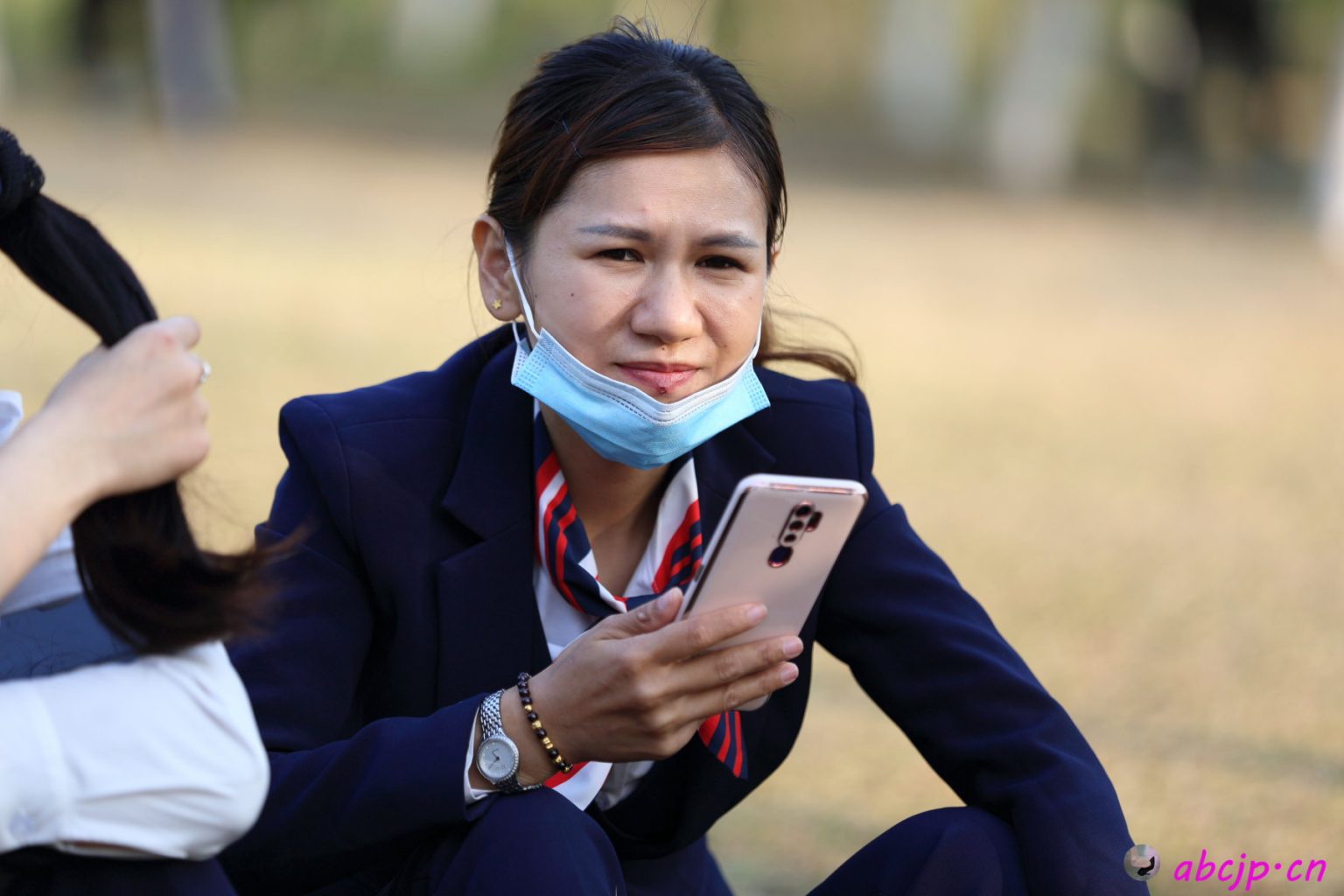 (丝袜)中国黄金的年轻美女店员下班后居然脱商务高跟鞋露超美的黑丝足！120张 – abcjp原创