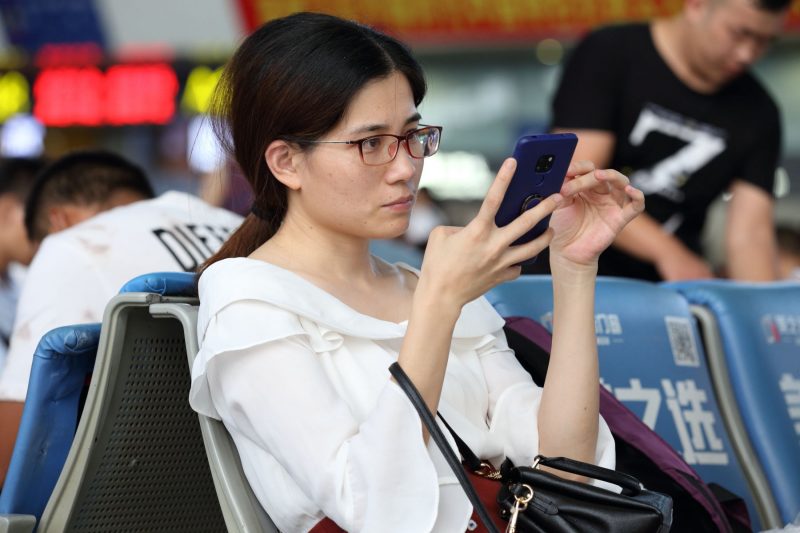 (裸足)眼镜姑娘脱掉包脚高跟交叉双脚在踮脚，露出脚底超级诱惑！50张 – abcjp原创