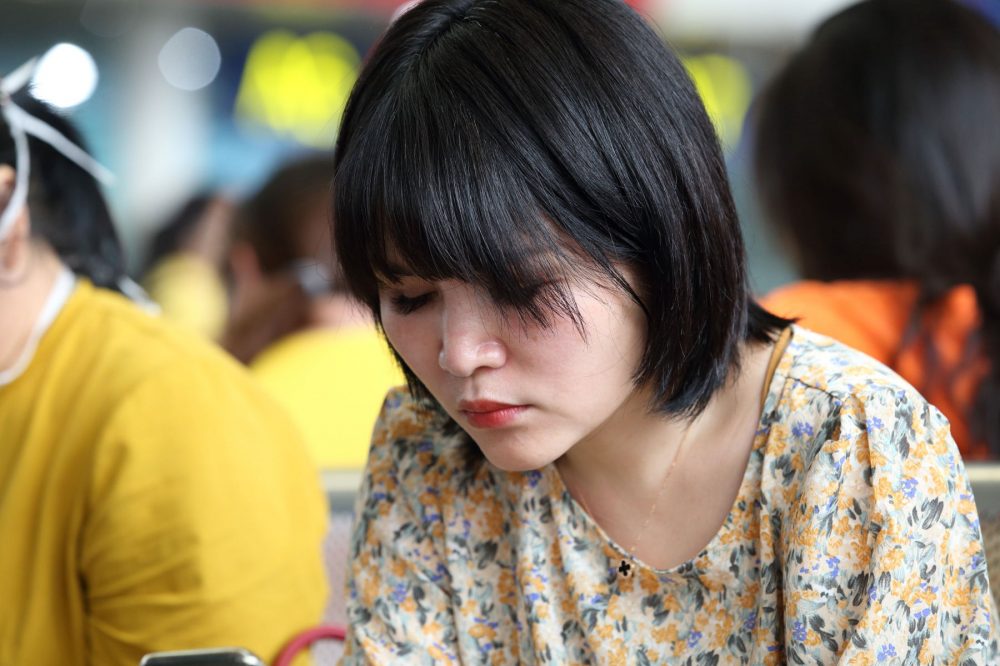 (裸足)年轻短发时尚丽人脱鞋把美足放箱大秀,粉白玉足,脚底和脚趾好美!75张 – abcjp原创