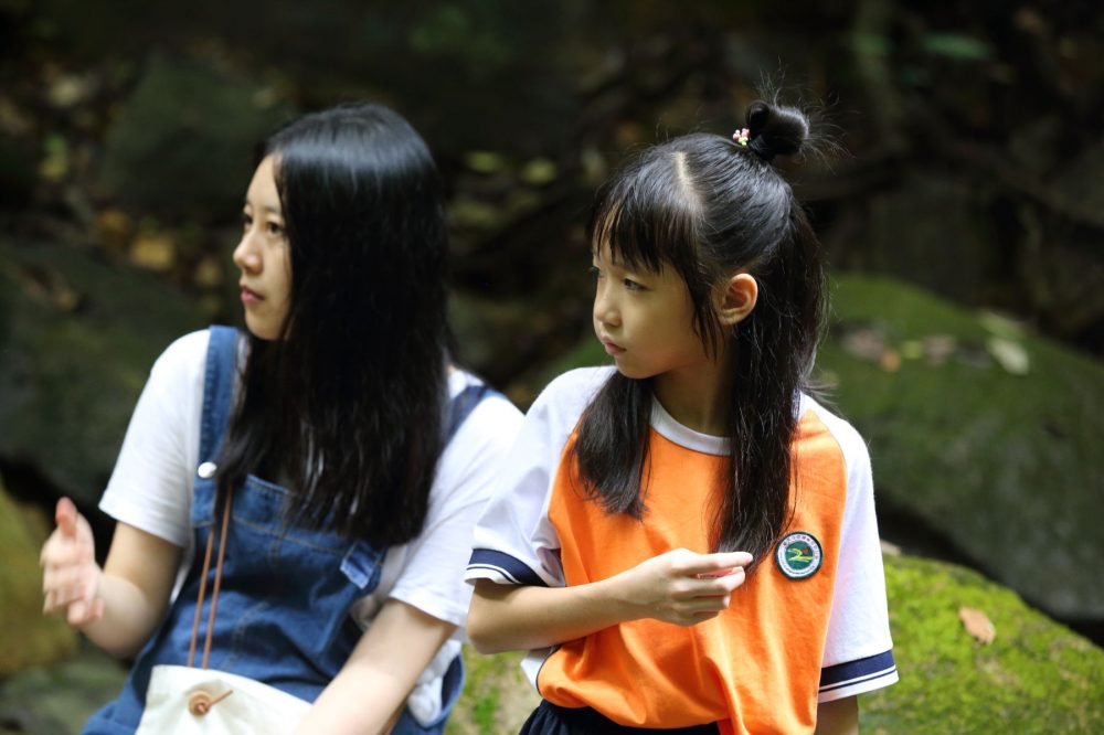 (山水裸足)惊奇遇见如此漂亮的母女两人,她们的玉足非常相似啊,而且脚型超修长肤色好雪白啊!72张 – abcjp原创