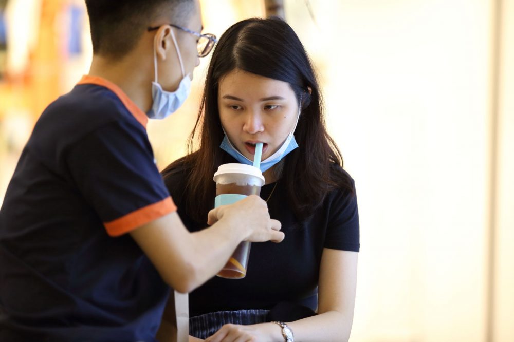 (平底鞋)小鸟依人型的青春姑娘，她半脱帆布鞋在挑鞋，居然还脱掉鞋露出娇嫩玉足！128张 – abcjp原创