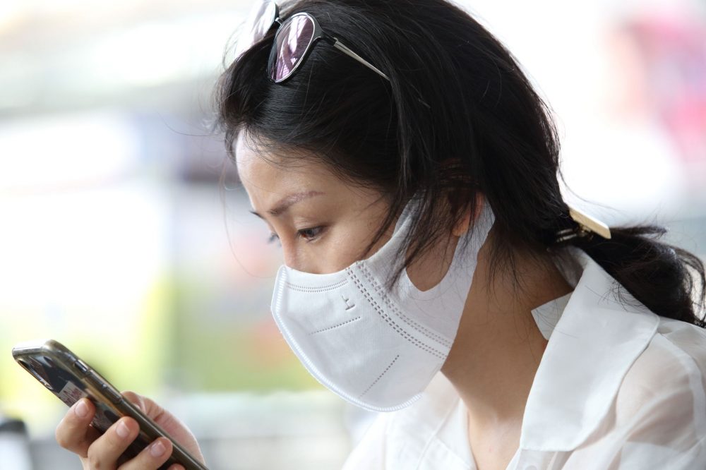 (平底鞋)漂亮年轻的丽人，脱掉鞋给咱展示了玉足，之后又踮脚秀出性感原味的脚底！51张 – abcjp原创