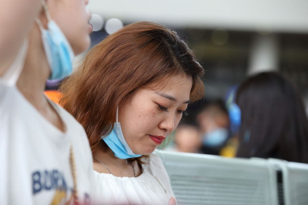 (裸足)年轻丽人居然脱掉鞋把超级性感的玉足放箱大秀,脚底超级性感啊!60张 – abcjp原创