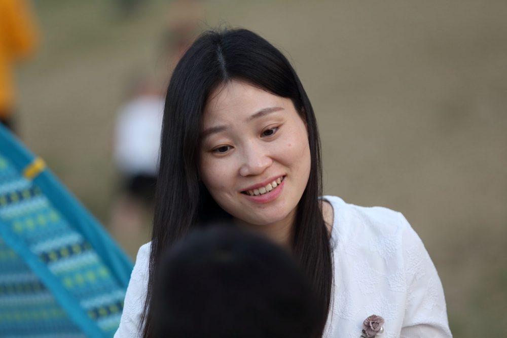 (裸足)少妇的大白脚好漂亮啊，湿润多汁，踩了一会黄泥地秀起美脚底！60张 – abcjp原创