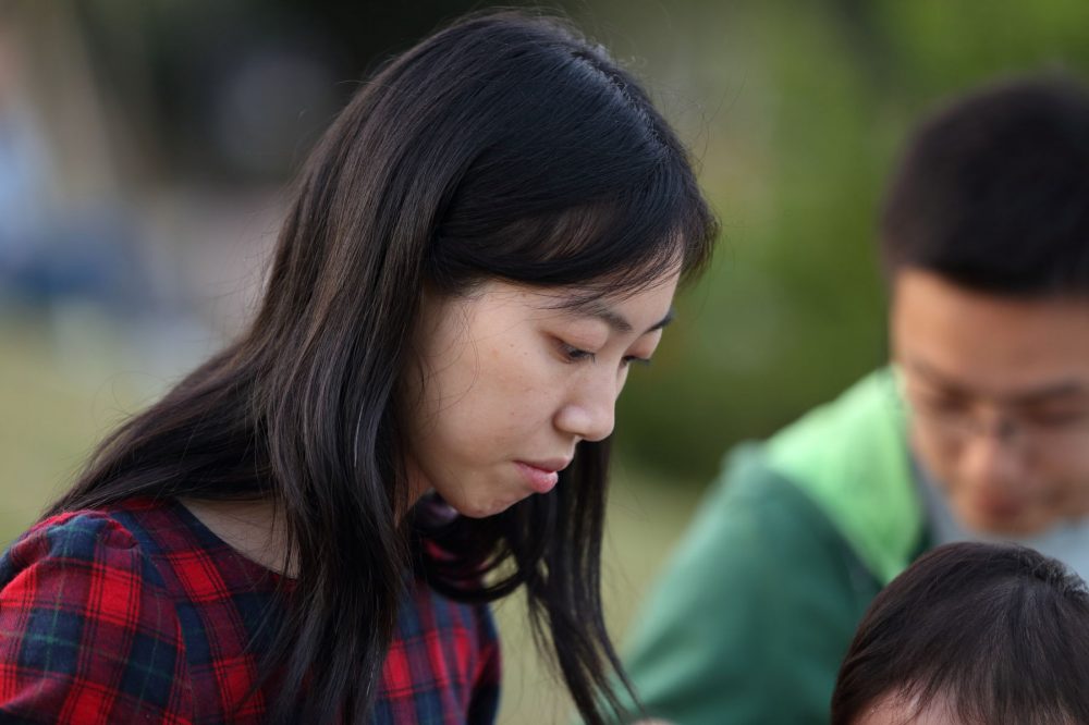 (裸足)清纯丽人脱掉鞋伸直腿秀出骨感纤瘦极品玉足，好漂亮的脚啊！72张 – abcjp原创