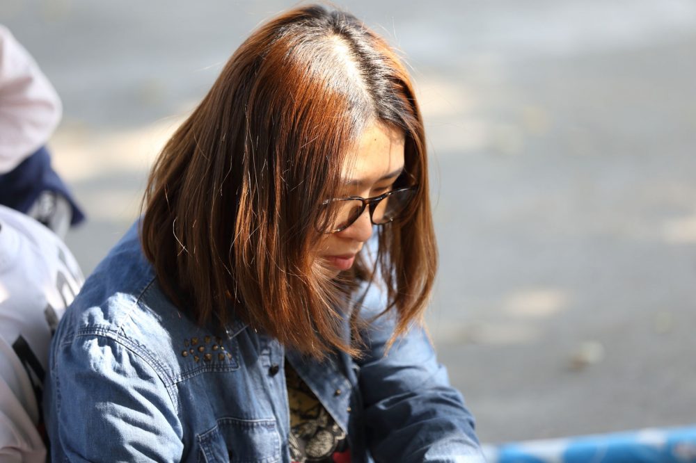 (裸足)眼镜少妇脱掉黑色运动鞋秀出的美脚太性感了，脚底太美了！59张 – abcjp原创