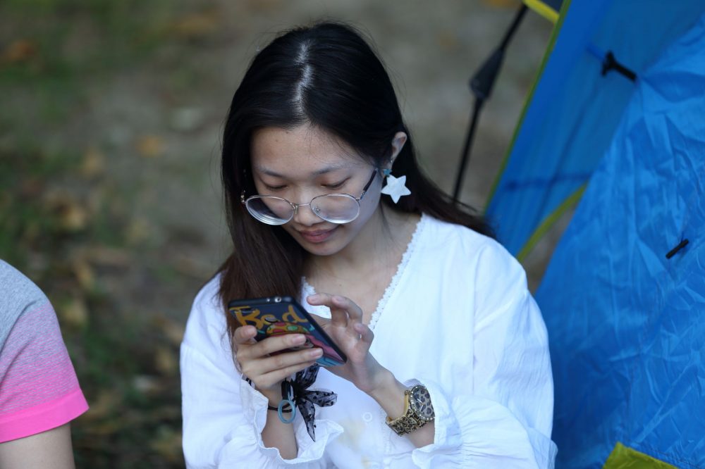 (裸足)眼镜清纯女生脱掉鞋露出原味水润玉足，脚底看起来特漂亮！36张 – abcjp原创