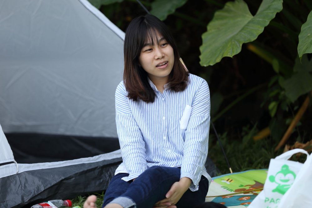 (裸足)年轻姑娘脱鞋大秀性感美脚，脚底实在太好看了，脚型纤薄娇柔！48张 – abcjp原创