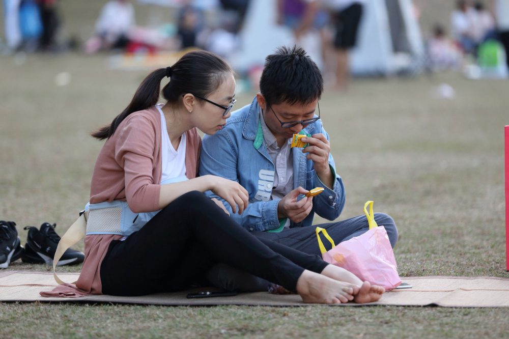 (裸足)很清纯漂亮的眼镜女生那双水润白皙肉脚丫好性感啊,肤色真白!64张 – abcjp原创