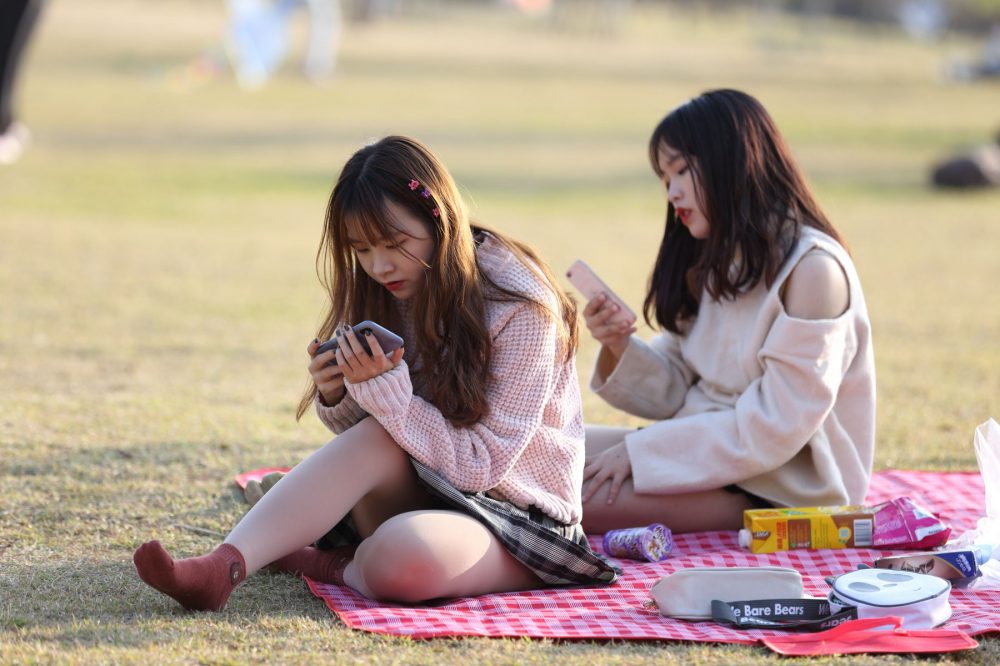 (袜子)好漂亮的两位美女大学生啊,脱掉鞋以后露出长款棉袜子!27张 – abcjp原创