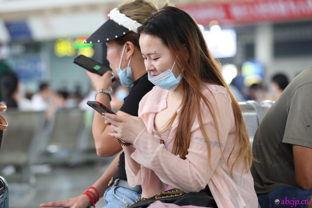 (裸足)桃花味很重的一位长发美女，脱掉鞋露出水嫩的美脚！33张 – abcjp原创