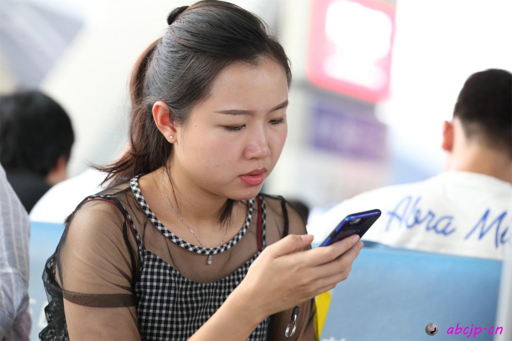 (平底鞋)年轻可爱姑娘她撬开包脚平底鞋挑鞋,采用低空直接拍到诱惑脚底!40张 – abcjp原创