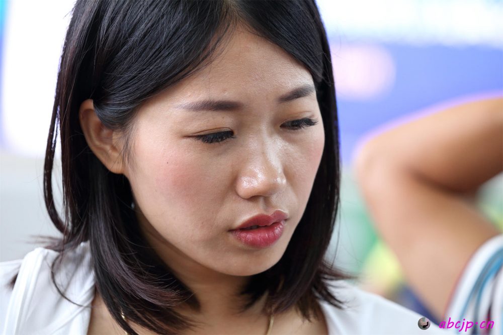 (平底鞋)五官长得非常精致的年轻美女，脚型偏硬朗！44张 – abcjp原创