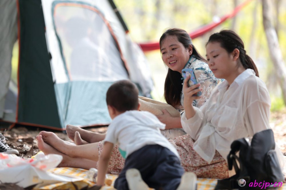 (裸足)母女两人脱掉鞋躺卧着,母亲是超薄丝足,女儿是水嫩玉足!30张 – abcjp原创