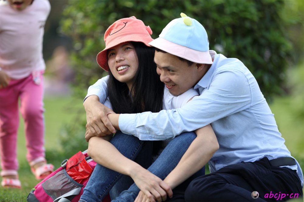 (裸足)少妇脱掉板鞋和船袜露出的美脚超级粉白，她老公狂挠她脚心！83张 – abcjp原创