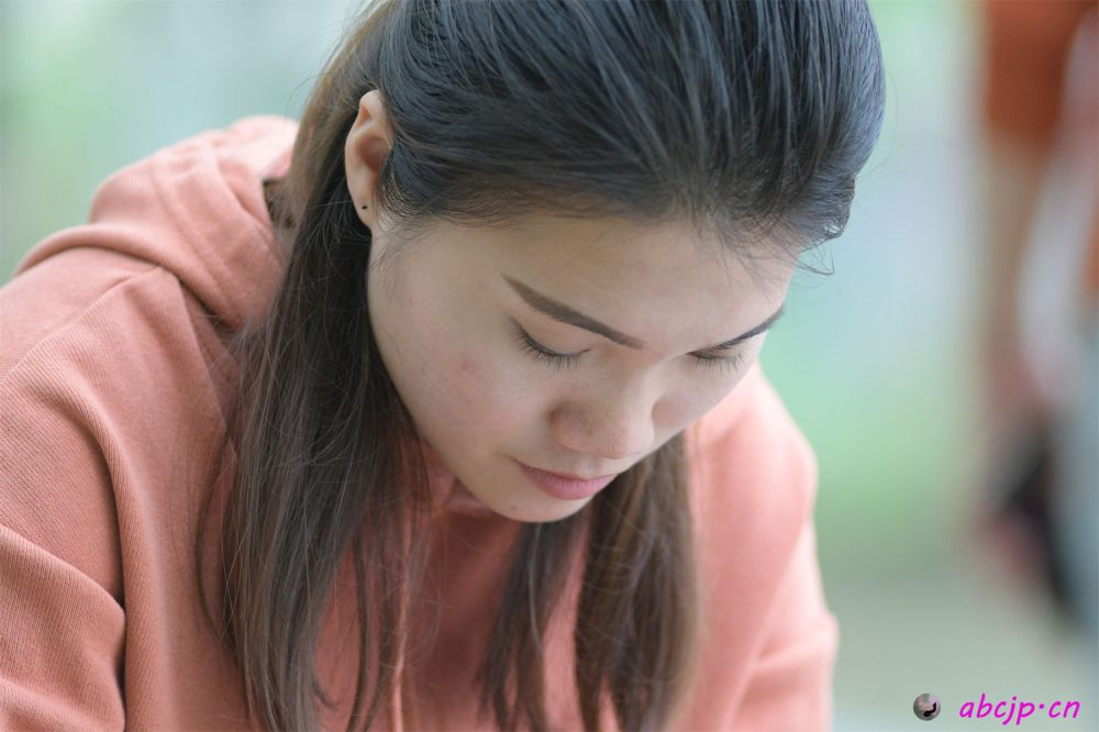 (裸足)漂亮的年轻姑娘脱掉凉拖以后把玉足放在登上大秀,脚底超美!56张 – abcjp原创