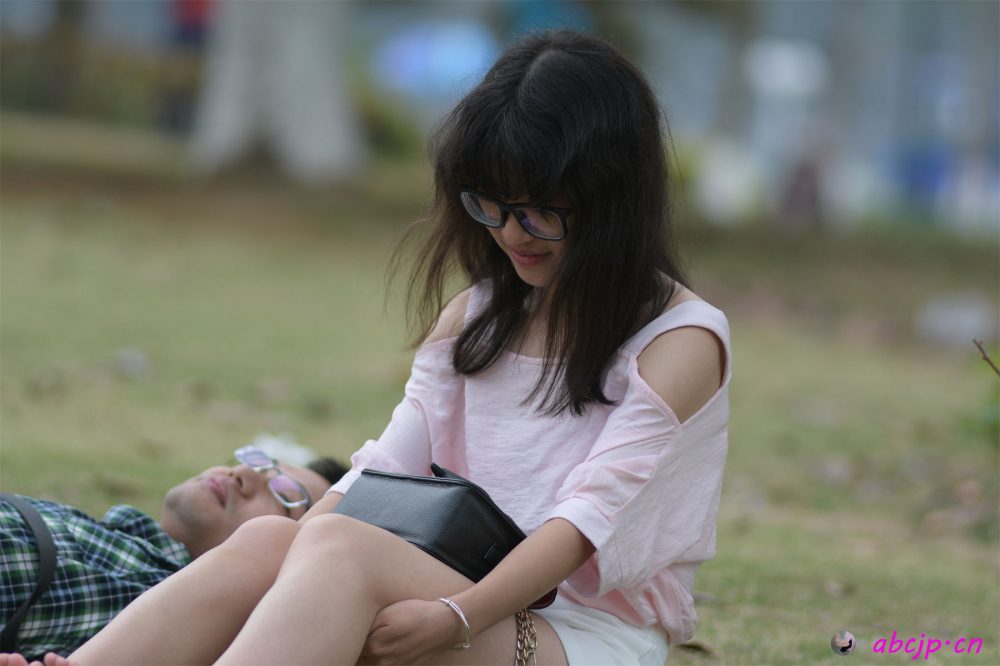 (裸足)一套能让人迅速解决当天寂寞空虚的玉足神作,青春美女脱鞋大秀美脚底!61张 – abcjp原创