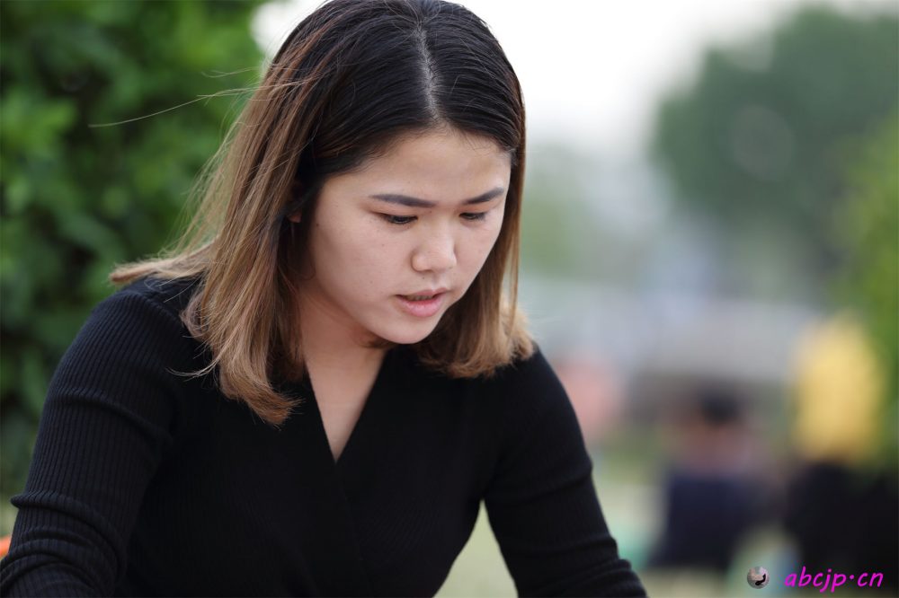 (裸足)年轻姑娘让我两天都遇见她拍她超性感的玉足,真是太美了!65张 – abcjp原创