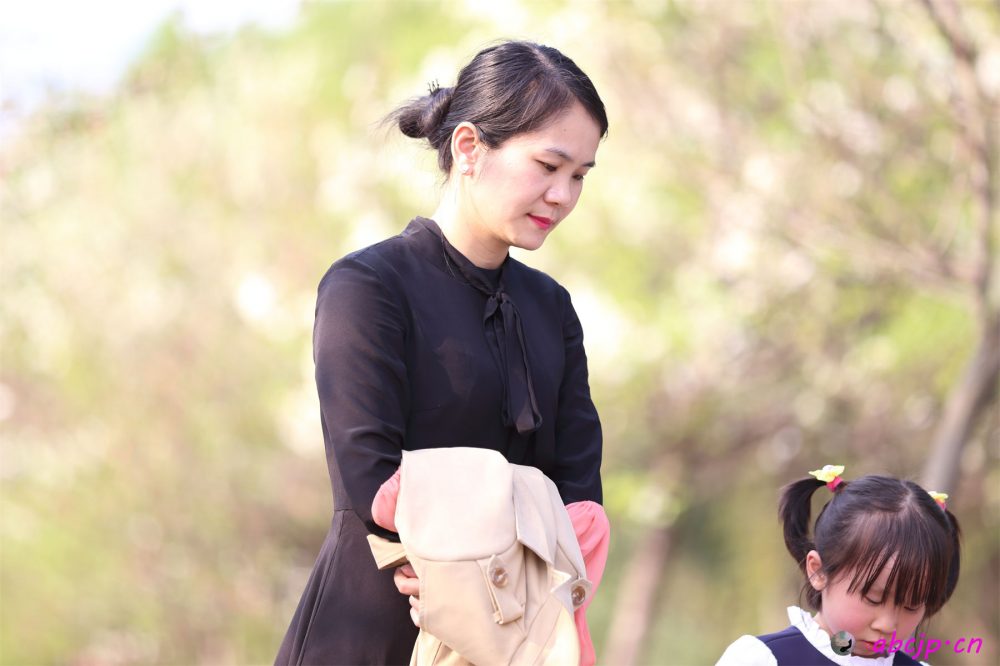 (丝袜)高贵漂亮性感的美女脱掉红色高跟鞋露出超薄神秘的灰色丝袜,好性感的丝足啊!63张 – abcjp原创