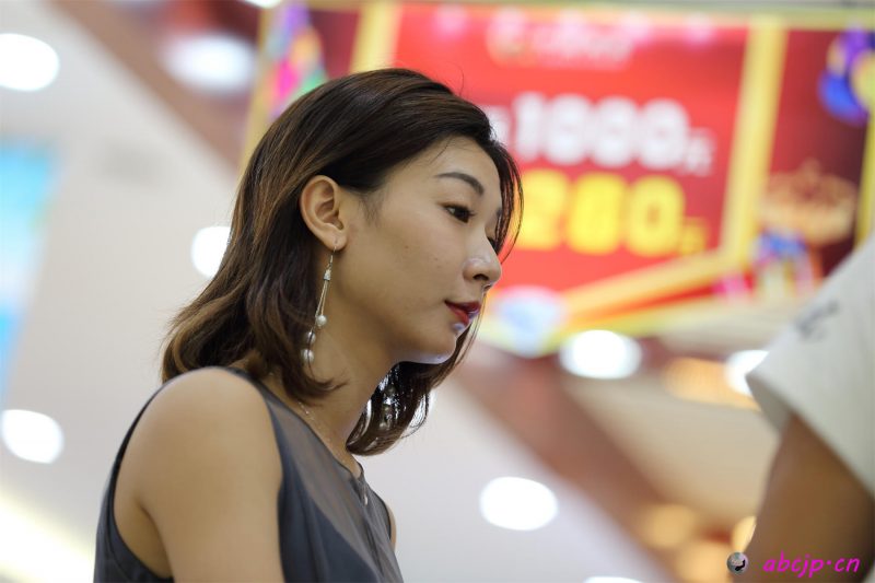 (高跟鞋)时尚漂亮年轻美女，她的脚后跟太性感了，脚型又超好看！45张 – abcjp原创