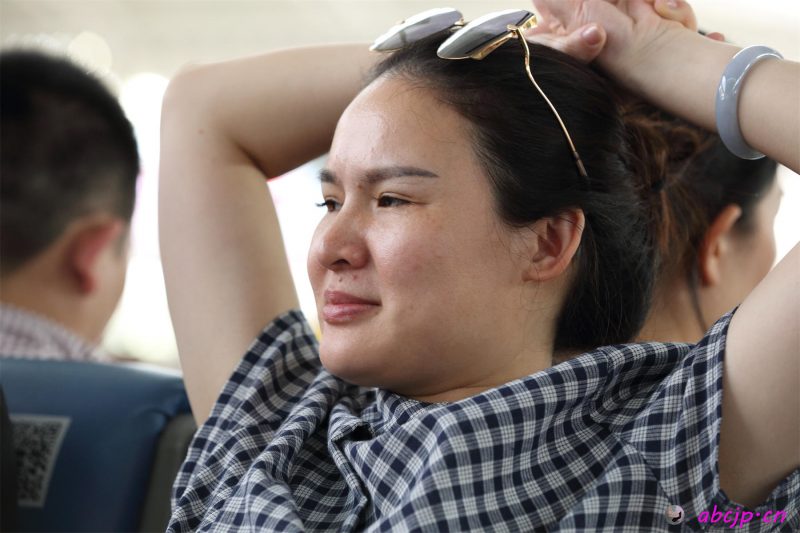 (裸足)女郎她在闷热天脱掉高跟鞋露出雪白勾魂的玉趾美脚,玉足十分原味!50张 – abcjp原创