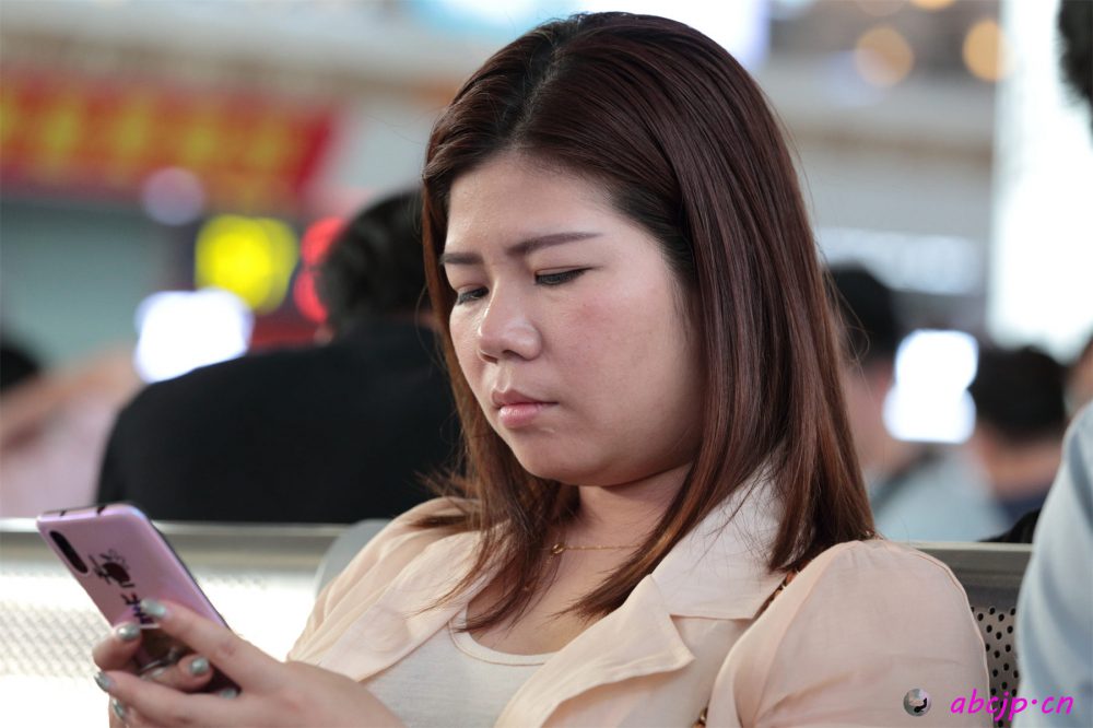 (高跟鞋)丰满时尚的女郎坐下来做出非常诱人的挑鞋动作，好想抚摸啊！75张 – abcjp原创