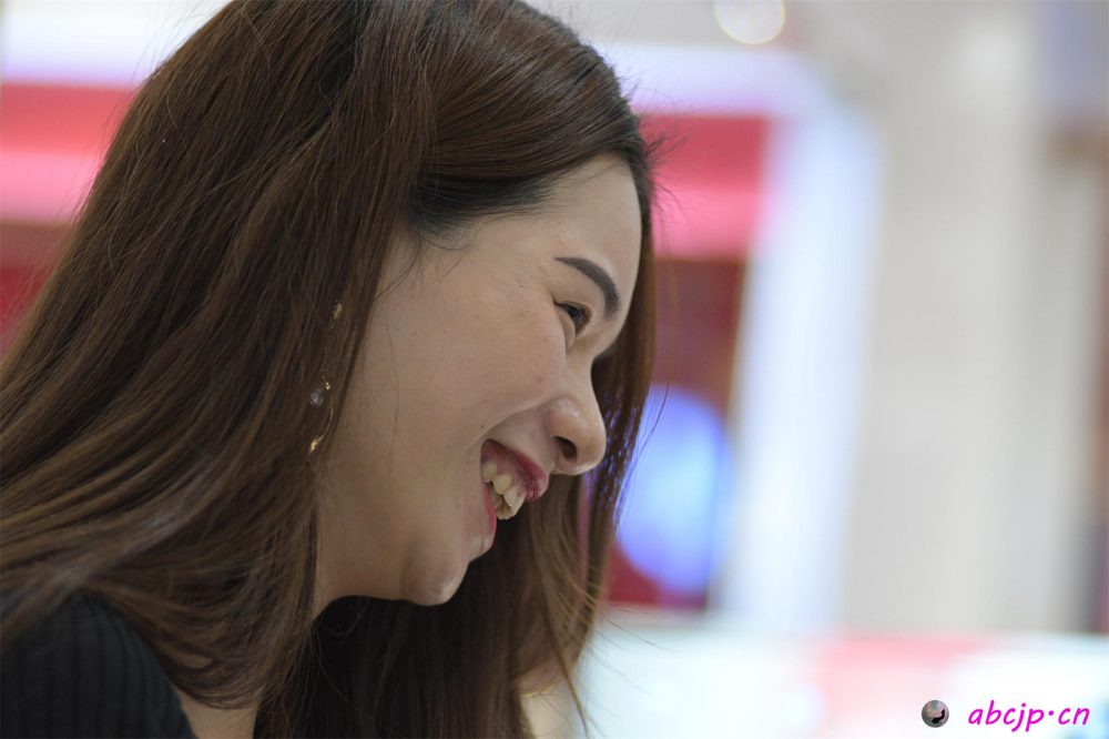 (平底鞋)非常漂亮的两位美女,其中一位坐着玩鞋,另一位原味丝袜高跟!152张 – abcjp原创