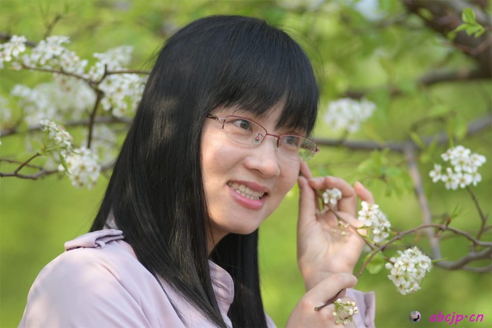 (丝袜高跟鞋)清纯漂亮的年轻眼镜美女的长款超薄丝袜搭配高跟,性感极了!51张 – abcjp原创