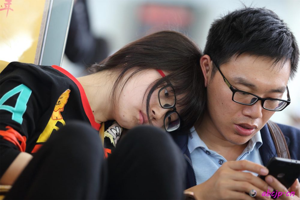 (裸足)萌萌的眼镜小妹从运动鞋袜脱出如此雪白完美的玉足，脚好看！81张 – abcjp原创