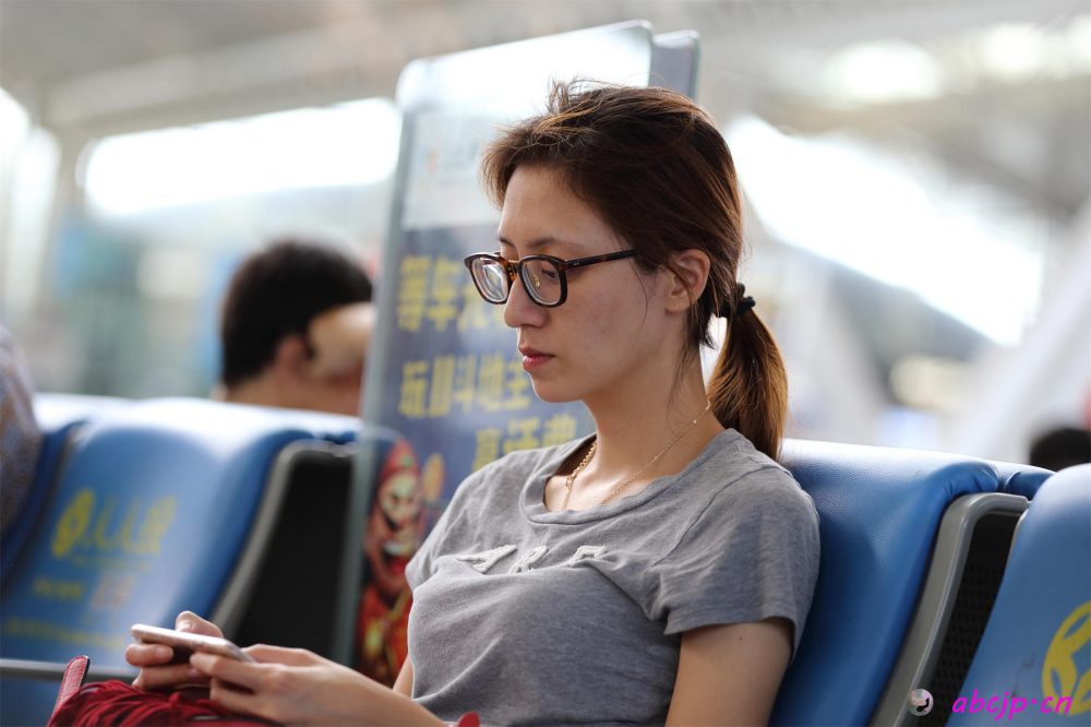 (裸足)眼镜丽人大秀美脚，微略有脚气，超骨感性感的脚底！89张 – abcjp原创