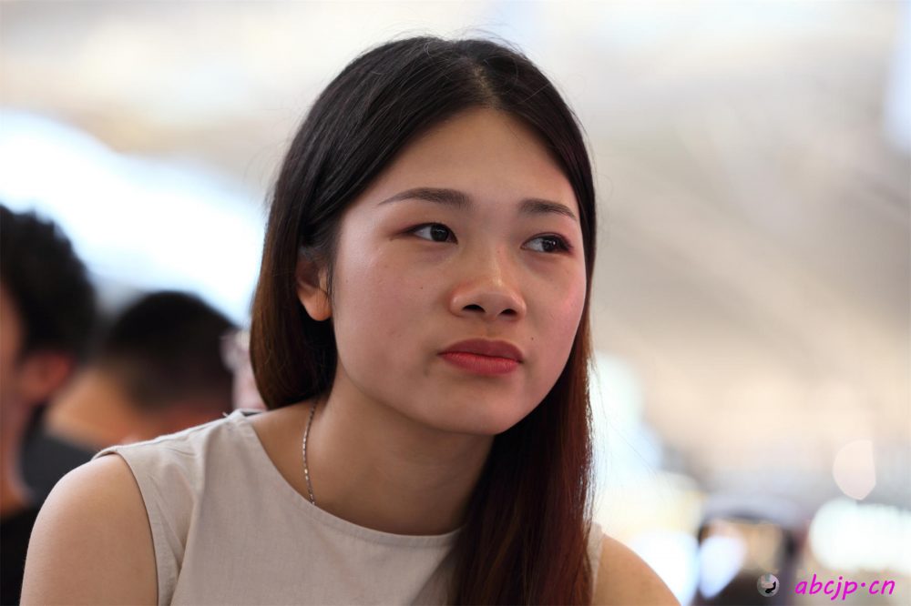 (裸足)年轻漂亮的美女脱掉鞋大秀美脚底，脚趾脚底都非常漂亮！77张 – abcjp原创