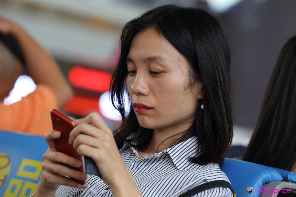 (平底鞋)气质白领丽质女士下班后脱下鞋露出原味美脚，交叉双脚大秀美脚底！65张 – abcjp原创