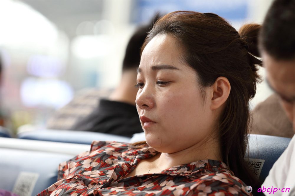 (裸足)气质温柔的丽人脱掉褐色皮鞋和船袜露出湿润的美脚，好干净的一双湿润脚丫啊！52张 – abcjp原创